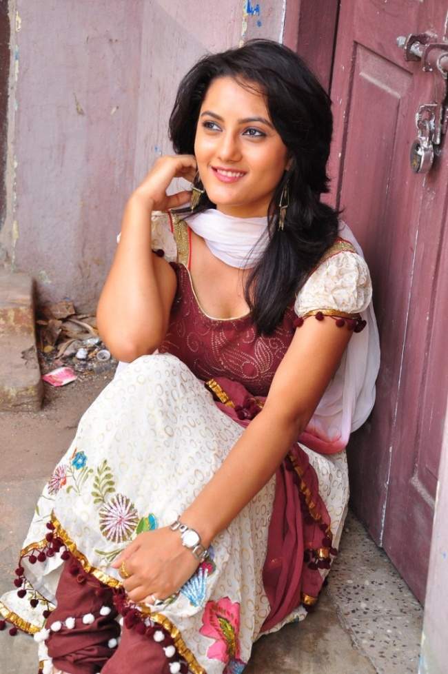 Tripti Sharma (Bachelors-2) Cute Photo Shoot Stills - M9.news