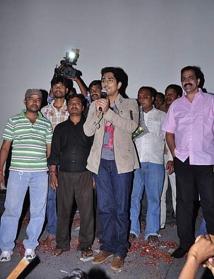 Siddharth visits theaters in Hyd! - M9.news