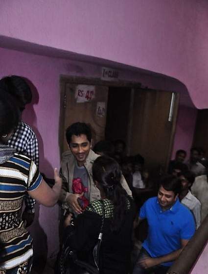 Siddharth visits theaters in Hyd! - M9.news