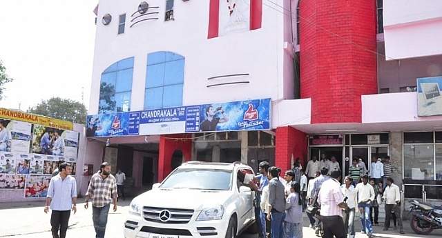 Siddharth visits theaters in Hyd! - M9.news