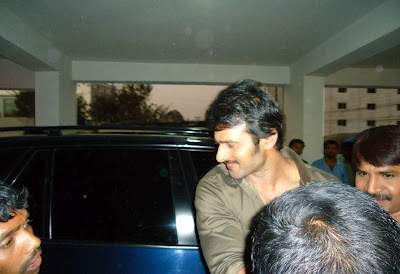 Prabhas With His Fans at Vaaradhi Sets - M9.news