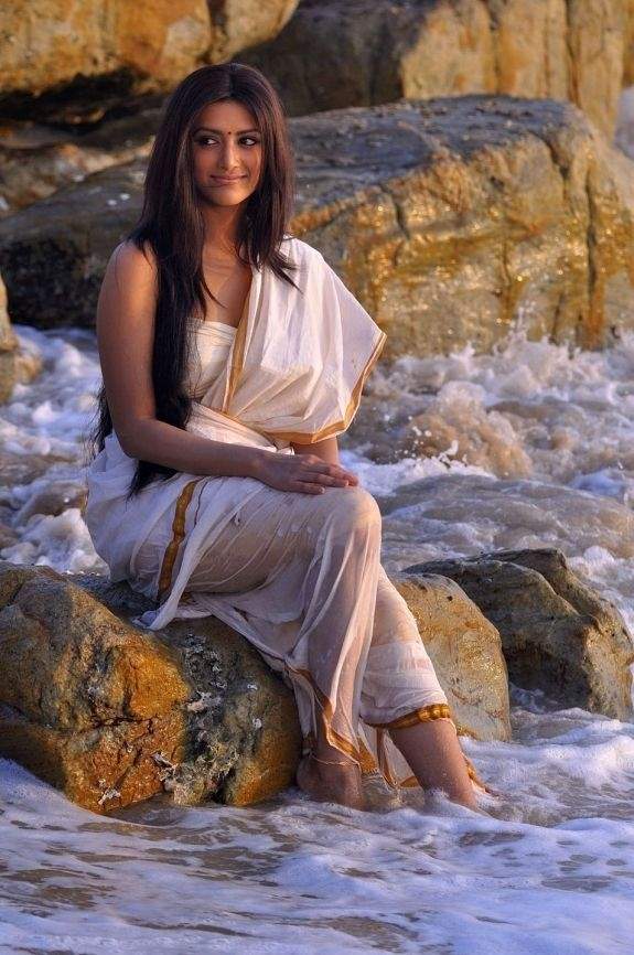 Mamta Mohandas Hot Stills - M9.news