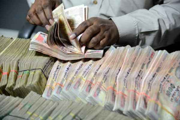 5 Lakh Crore Deposited in Banks - 500 1000 Rupees Notes