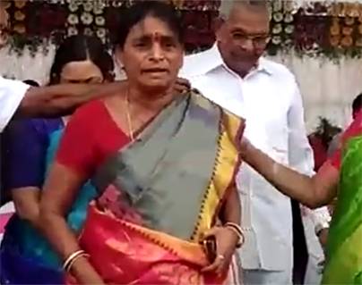 ఆవిర్భావ వేడుకలలో అవమానించారంటూ శ్రీకాంతాచారి తల్లి కన్నీరు - M9.news