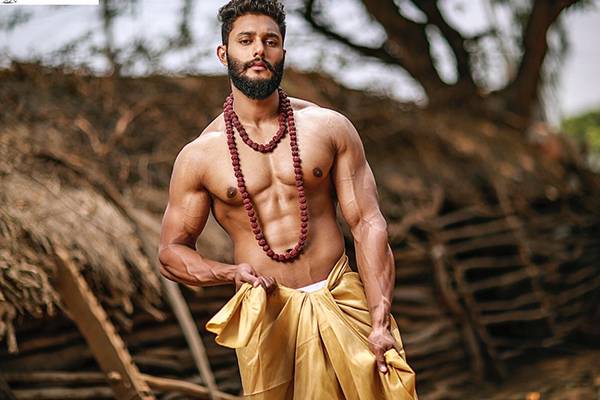 ఒక సిక్స్ ప్యాక్ హీరో... అయిదుగురు హీరోయిన్లు..! - M9.news