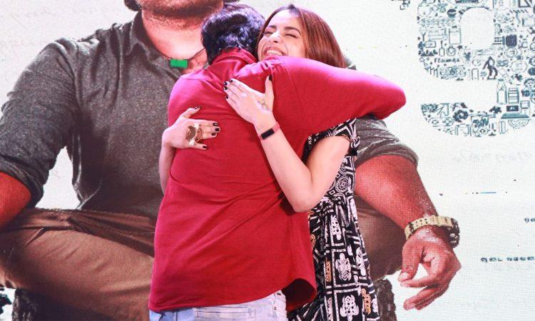Trisha Krishnan - Vijay Sethupathi's Romantic Hug on Stage