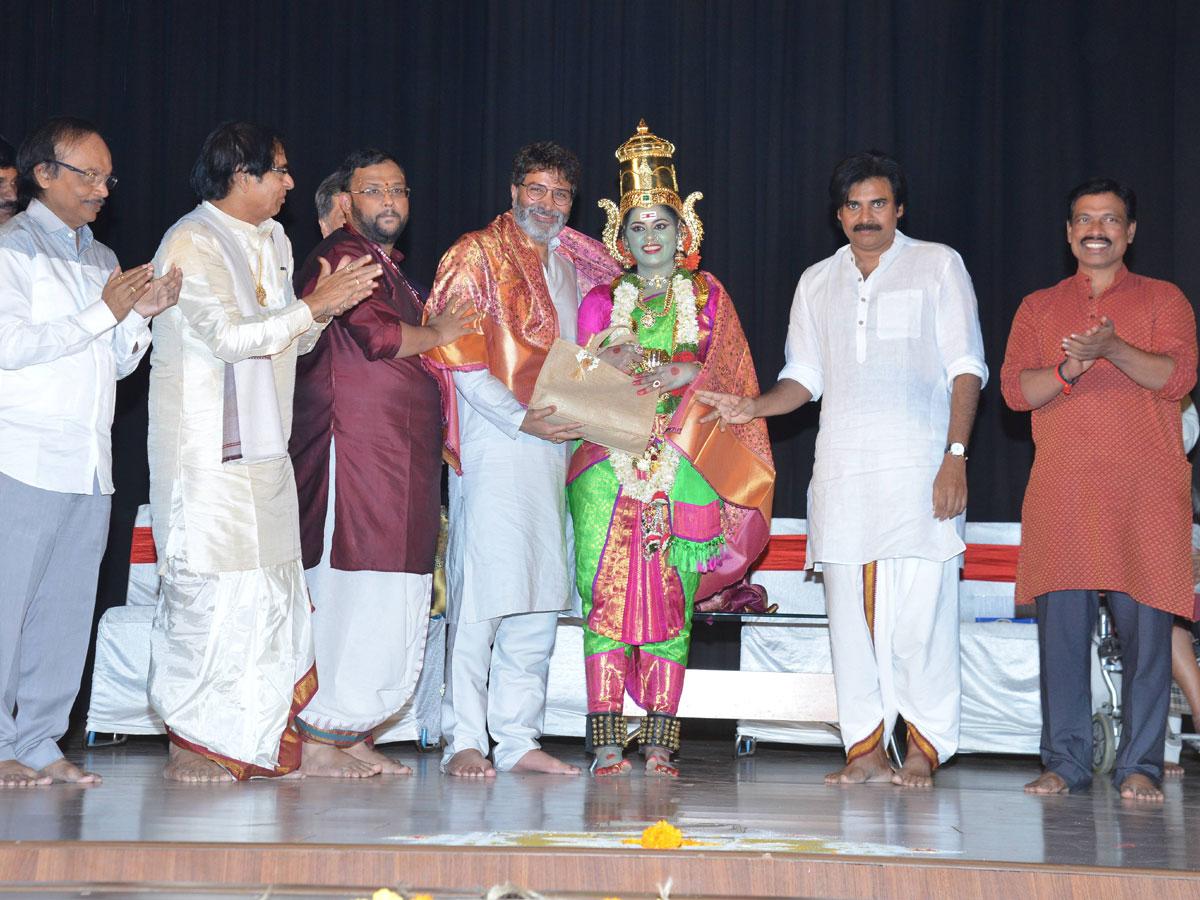 Soujanya Srinivas enthralls audiences with her Kuchipudi dance ballet ...