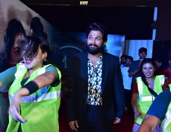 Real Story Behind Allu Arjun Funny Entry 18 Pages Movie Pre Release Event!
