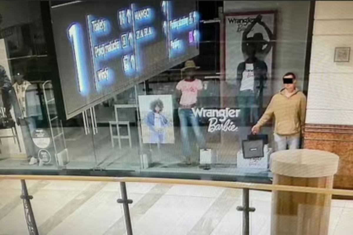 Man Poses as a Statue for Looting Jewellery
