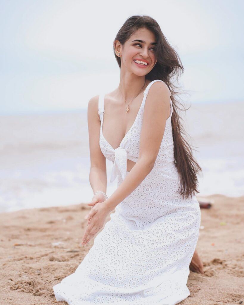 Pic Talk: Fashionable White On Cute Actress Prakriti Pavani