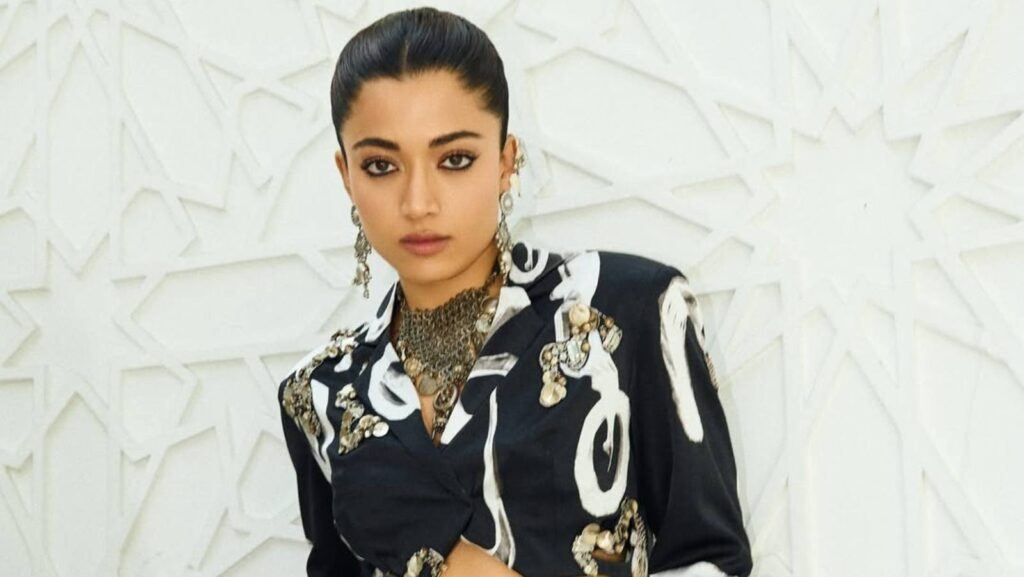 Stunning Aania Sharmaa Dazzles in Hot Saree Style