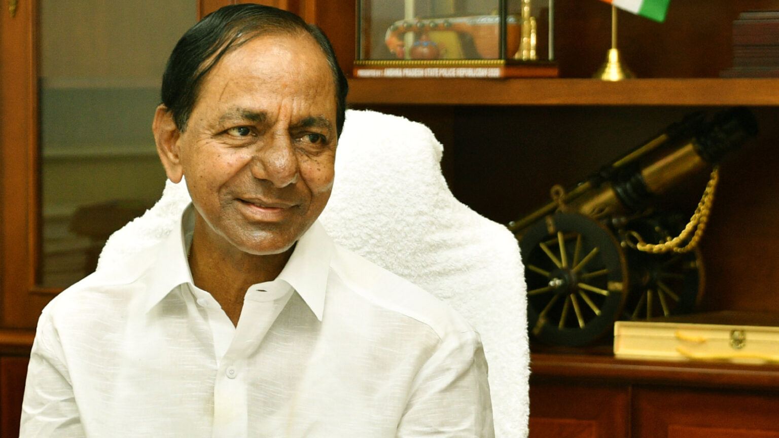 CBN, Pawan, Jagan Wish KCR on His Birthday
