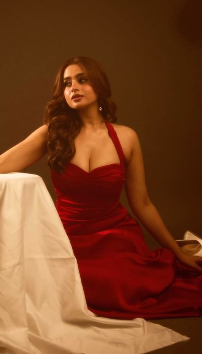 Pics: Ayesha Khan Redefines Glamour In Sultry Red Dress